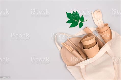 친환경 식기 텍스트 복사 공간이있는 회색 배경에 흰색 면 가방에 크래프트 종이 컵과 용기 길거리 음식은 종이 포장을 빼앗습니다