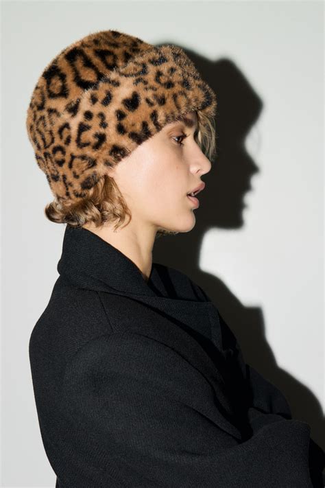 Пухкава шапка Бежов Леопардов принт ЖЕНИ Handm Bg
