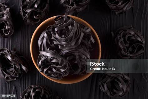 그릇에 타글리아텔 파스타 둥지의 상단보기와 검은 나무 테이블에 흩어져 건강한 식생활에 대한 스톡 사진 및 기타 이미지 건강한 식생활 검은색 고풍스런 Istock