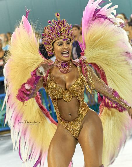 Monique Rizzeto é A Rainha De Bateria Da Unidos Da Barra Da Tijuca