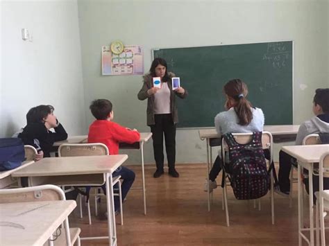რუსული ენის წრე მოსწავლეებმა გაიმეორეს ასო ბგერები ფერები უყურეს
