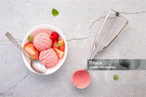 콘크리트 배경에 흰색 그릇 설정 딸기 아이스크림 맛 여름과 달콤한 메뉴 개념 건강한 생활방식에 대한 스톡 사진 및 기타 이미지 건강한 생활방식 과일 구 Istock
