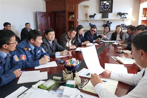 Аймгийн онцгой комисс хуралдаж өвөлжилт хүндэрсэн сумдад тусламж үзүүлэв