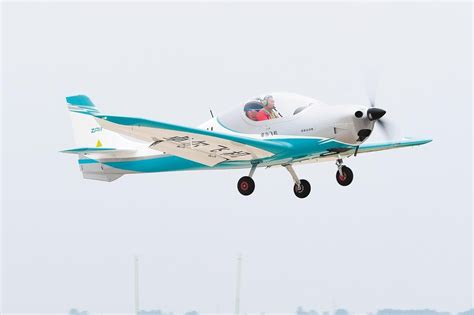 湖北首款全碳纤维复合材料轻型飞机首飞成功凤凰网湖北 凤凰网