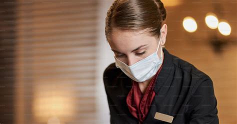 세심한 웨이트리스는 안면 마스크를 착용하고 테이블을 닦는 동안 소독제가 든 스프레이 병을 들고 있습니다 사진 Unsplash의 건강한 라이프 스타일 이미지