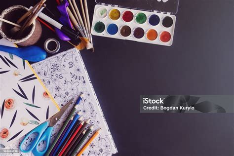 다채로운 연필 페인트 브러쉬가 위 하 고 색칠 공부 칠판 배경 텍스트 평면 공간 학교 개념을 다시 0명에 대한 스톡 사진 및