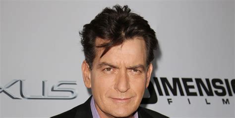 El Increíble Cambio Físico De Charlie Sheen En Nueva Serie Lejos De Two And A Half Men Vader