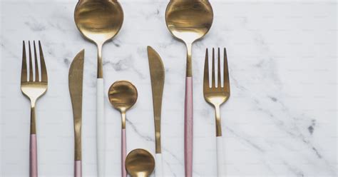 분홍색과 금색의 식기가 놓인 대리석 테이블 사진 Unsplash의 부엌 이미지