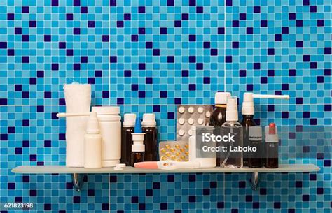 임신 테스트 약물 알약 추상적 인 파란색붕대를 가진 선반 0명에 대한 스톡 사진 및 기타 이미지 0명 긍정적인 감정 표현 배경 주제 Istock