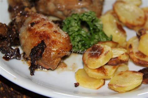 По света и у нас Пилешко със сушени сливи и сметана