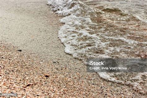 거품이있는 작은 바다 파도 맑은 물과 해변 모래에 바다 거품 좁은 초점 배경모래 해변과 바다 거품 매크로 여름 배경 수평 사진