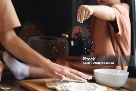젊은 어머니와 딸이 부엌에서 함께 요리하는 어머니는 유치원 소녀를 가르쳐 페이스트리를 요리합니다 2 3 살에 대한 스톡 사진 및 기타 이미지 Istock