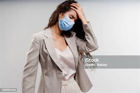 파란 의료 마스크에 두통 소녀 아픈 코로나바이러스 Covid19 때문에 여자는 그녀의 머리를 만진다 매력적인 소녀 착용 화이트