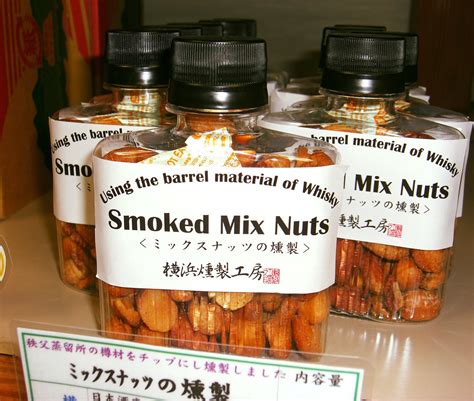 じばさん商店 秩父蒸留所の樽材をチップにし燻製したミックスナッツが発売しました。