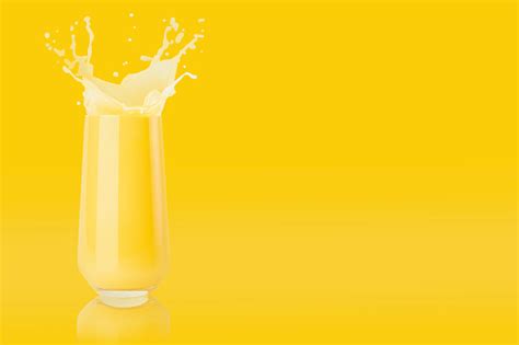유리에 담긴 노란 오렌지 신선한 주스는 반사 방울 화려한 노란색 배경 복사 공간으로 가득 차 있다 비타민 유기농 펄프 감귤류 여름 음료는 유리에 튀고 떨어지고 움직입니다