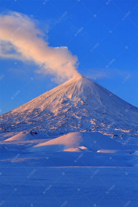 堪察加半岛 积极夫火山日出高清摄影大图 千库网