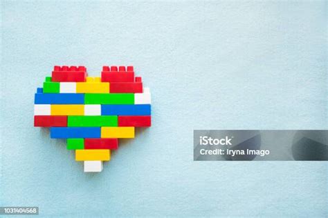파란 부드러운 천 배경 색된 플라스틱 블록의 심장 심장 모양 다채로운 플라스틱 벽돌 탑 보기 발렌타인 데이 개발 개념 Diy에 대한 스톡 사진 및 기타 이미지 Istock