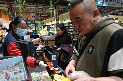 ထရမ့် ကုန်သွယ်ရေးစစ်ပွဲကြောင့် တရုတ် တောင်ပိုင်း ပို့ကုန်အချက်အချာဒေသတွင် အရိပ်မည်းကြီး သက်ရောက