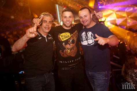 ПАРТИ Малката Кобра замени памперсите и Деси Слава с Клуб 33 СНИМКИ Информационна агенция ПИК