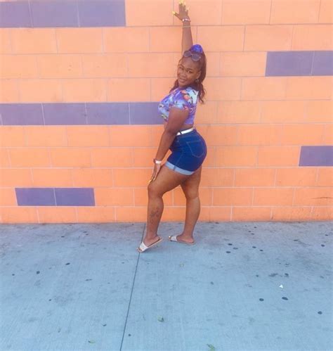 9 Hot Sexy Kira Malby Bikini Pics