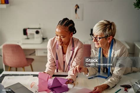 아틀리에에서 일하는 두 명의 다양한 기업가 여성 또는 패션 디자이너 2명에 대한 스톡 사진 및 기타 이미지 2명 가정 생활 공예 Istock