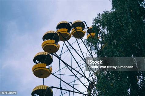 우크라이나 체르노빌 주 프리피야트에 있는 버려진 놀이공원에서 오래된 관람차가 타고 있다 0명에 대한 스톡 사진 및 기타 이미지 0명 가을 고적 Istock
