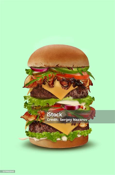밝은 녹색 배경에 맛있는 큰 더블 버거 햄 쇠고기 커틀릿 치즈 소스 야채 와 채소 닫기 복사 공간 맥시롱 길이에 대한 스톡 사진