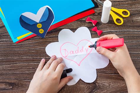 명령 단계 14 나무 테이블에 턱시도와 아버지의 날 마음에 인사말 카드 손으로 만든 어린이 창의력 프로젝트 공예 아이들을위한 공예 개념에 대한 스톡 사진 및 기타 이미지