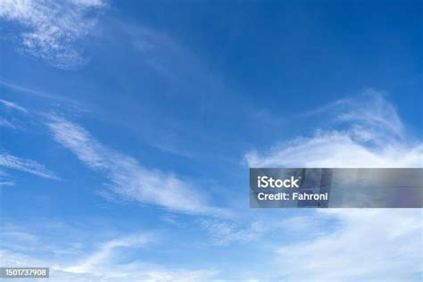 푸른 하늘과 하얀 권적운 구름 질감 배경 화창한 날에 푸른 하늘 여름 하늘 구름 형성 푹신한 구름 여름철에 좋은 날씨 날씨 패턴 대기 현상 0명에 대한 스톡 사진 및 기타