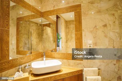 고급 욕실 인테리어 거울 후퇴 인테리어 디자인 현대적인 객실 화이트 싱크대 0명에 대한 스톡 사진 및 기타 이미지 0명 가구 가정 생활 Istock