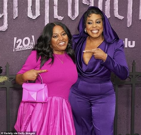 Niecy Nash Shares A Sweet Smooch With Wife Jessica Betts At
