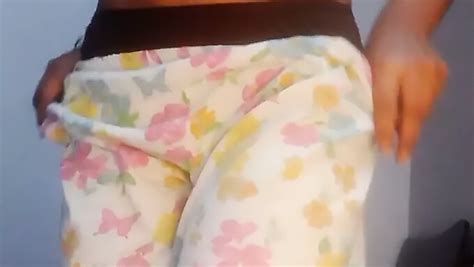 큰 젖꼭지와 털이 많은 음부를 가진 십대 소녀가 키스를 받는다