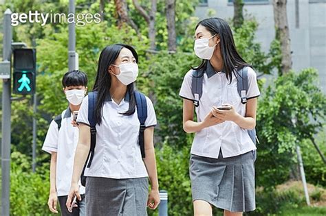 십대 나이 고등학생 중학생 학생 출석 움직이는활동 코로나바이러스 코로나19 코로나바이러스 마스크 방호용품 감기예방마스크 마스크 이미지