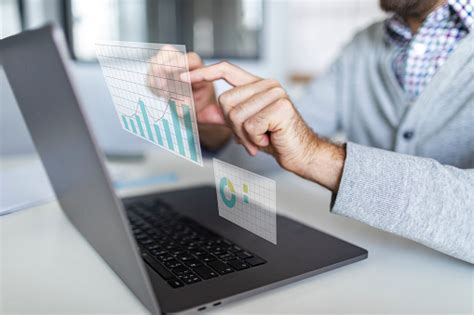 디지털 스크린에서 일하는 사업가 통계 그래프 및 차트의 가상 홀로그램 40 44세에 대한 스톡 사진 및 기타 이미지 40