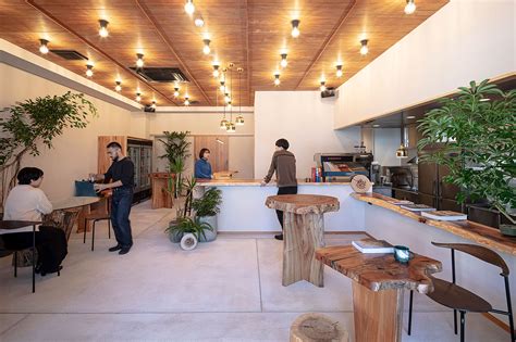 子浦中 シオ建築設計事務所による、神奈川・小田原市の「山林のラウンジ」。地域の財団が運営する起業支援施設の中のカフェ等の計画。エリアの“山林資材”の周知を主題とし、天井・建具・家具などに