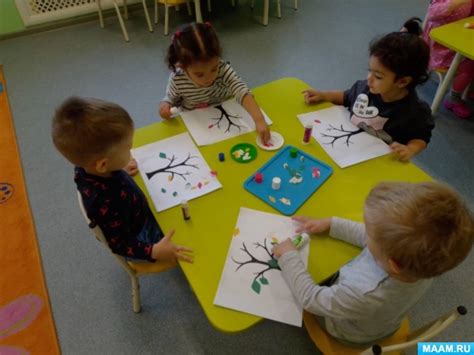 Аппликация в первой младшей группе «Листопад 5 фото Воспитателям детских садов школьным