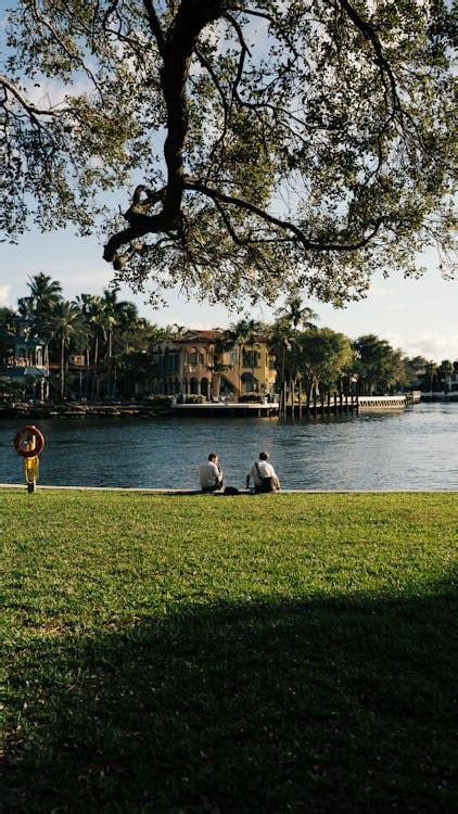 집 밖의 강 강가 강변 건축 경치 경치가 좋은 고요한 고요함 공원 그늘 나들이 나무 녹지 도시 풍경 도시의 도시의 휴식 듀오 레저