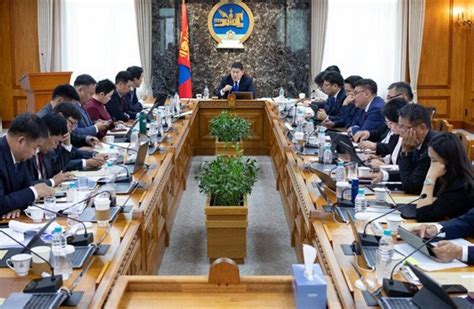 ЗГ Газрын тос боловсруулах үйлдвэрийн асуудлыг хэлэлцэж байна E Mn