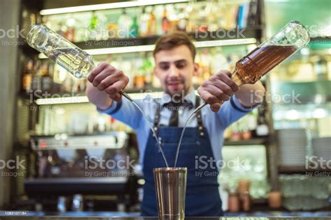 바에서 칵테일을 만드는 바텐더 광고에 대한 스톡 사진 및 기타 이미지 광고 금속 나이트클럽 Istock