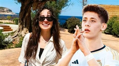 این دختر بسکتبالیست زیبای ترک نامزد آردا گولر است عکس