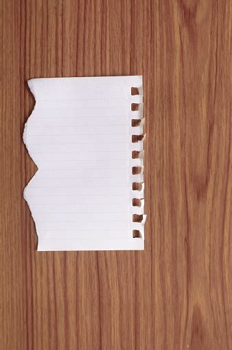 찢어진 가장자리 빈과 노트북 종이의 시트 나무 테이블 배경 위에 고립 된 조각을 찢 어 손상 된 Rip 용지 모양이 비어 있습니다 클리핑 패스 텍스트를 위한 복사 공간 룸