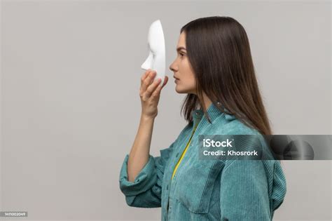 하얀 가면을 들고있는 여성의 초상화 얼굴을 덮고 서있는 것 다중 인격 장애 보호 마스크에 대한 스톡 사진 및 기타 이미지