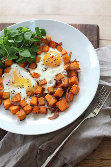 흰색 세라믹 접시에 얇게 썬 당근과 녹색 야채 사진 Unsplash의 무료 식물 이미지