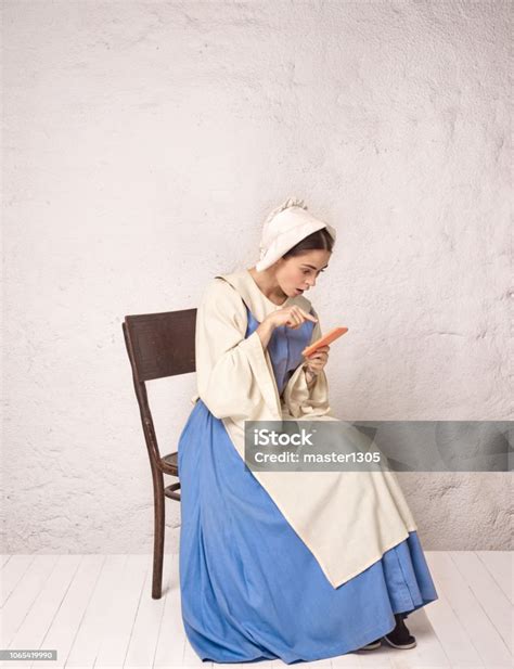 코르 셋 드레스와 모자를 착용 하는 역사적인 제복에서 중세 여자 신데렐라에 대한 스톡 사진 및 기타 이미지 신데렐라 전화