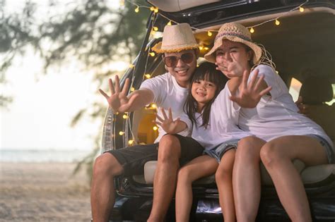 해변에서 행복한 아시아 가족의 웃는 초상화 해변 여행에서 함께 즐거운 시간을 보내는 가족 해변 휴가 휴가에 있는 가족 자유와