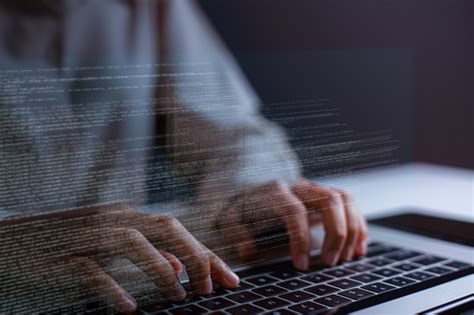 노트북에서 코드를 작성하는 소프트웨어 개발자의 손 클로즈업 Brand Name Video Game에 대한 스톡 사진 및 기타