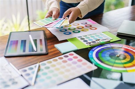 창의적인 아이디어 비즈니스 여성 아티스트 크리에이티브 디자이너는 그래픽 태블릿에 그래픽 드로잉을 스케치하고 색상 견본 샘플 아이디어 창의성의 개념입니다 경영자에 대한 스톡