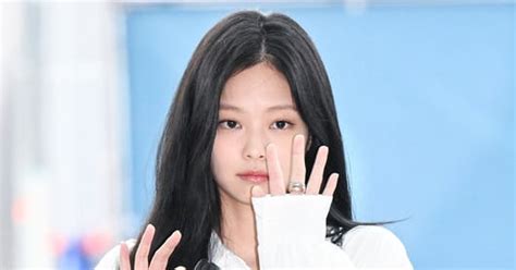 [사진]블랙핑크 제니 깜찍한 손인사