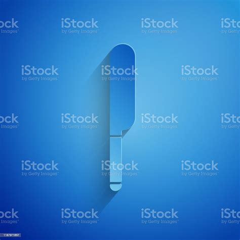 파란색 배경에 격리 된 종이 절단 나이프 아이콘 칼 기호입니다 종이 아트 스타일입니다 벡터 일러스트레이션 강철에 대한 스톡 벡터