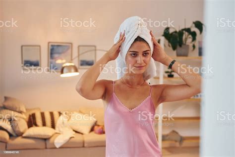 머리에 흰색 수건을 가진 젊은 여자와 잠옷은 실내 16 17 살에 대한 스톡 사진 및 기타 이미지 16 17 살 가정의 방